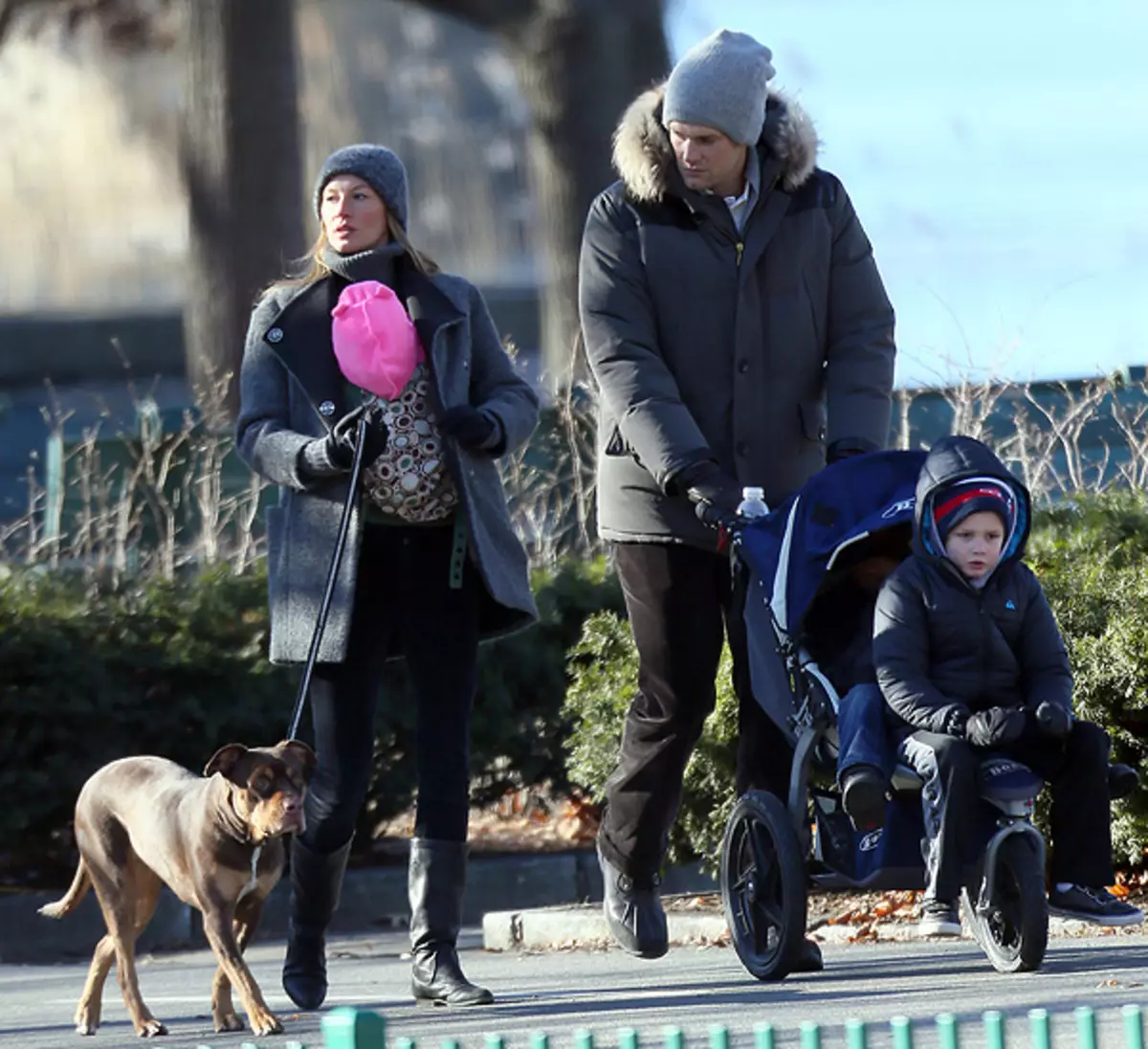 Kerstmiswandeling: Giselle Bundchen met familie in New York Park