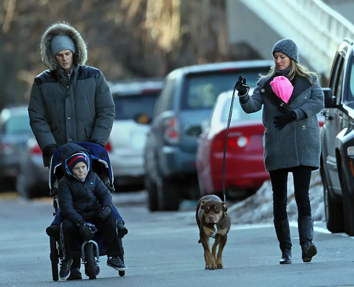 Giselle Bundchen gyda'i briod Tom Brady a phlant