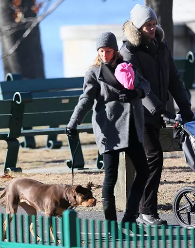 Giselle Bundchen med sin ektefelle Tom Brady og barn