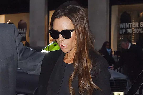 Babaye nga itom: Victoria Beckham Outfit alang sa pamahaw sa negosyo sa London