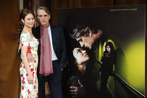 Olga Kurilenko eta Jeremy Irons