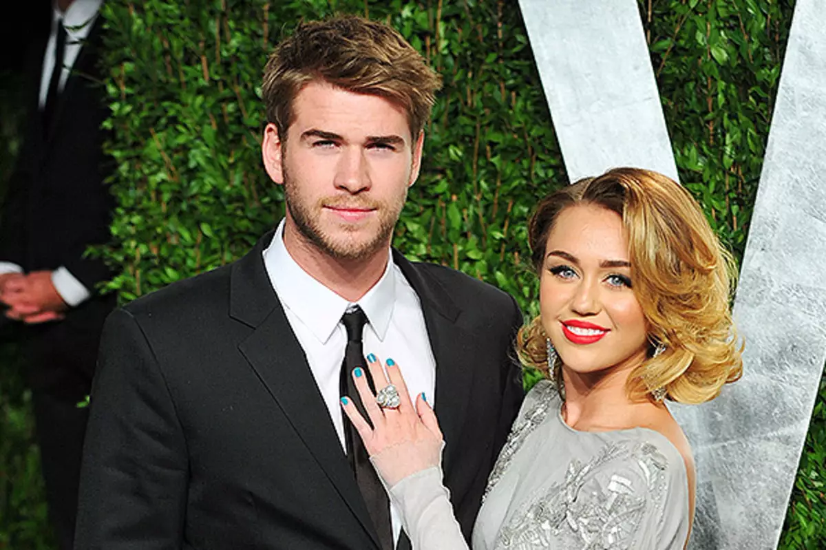 Insiders: Miley Cyrus a Liam Hemsworth cusanu yn yr ŵyl gerddoriaeth