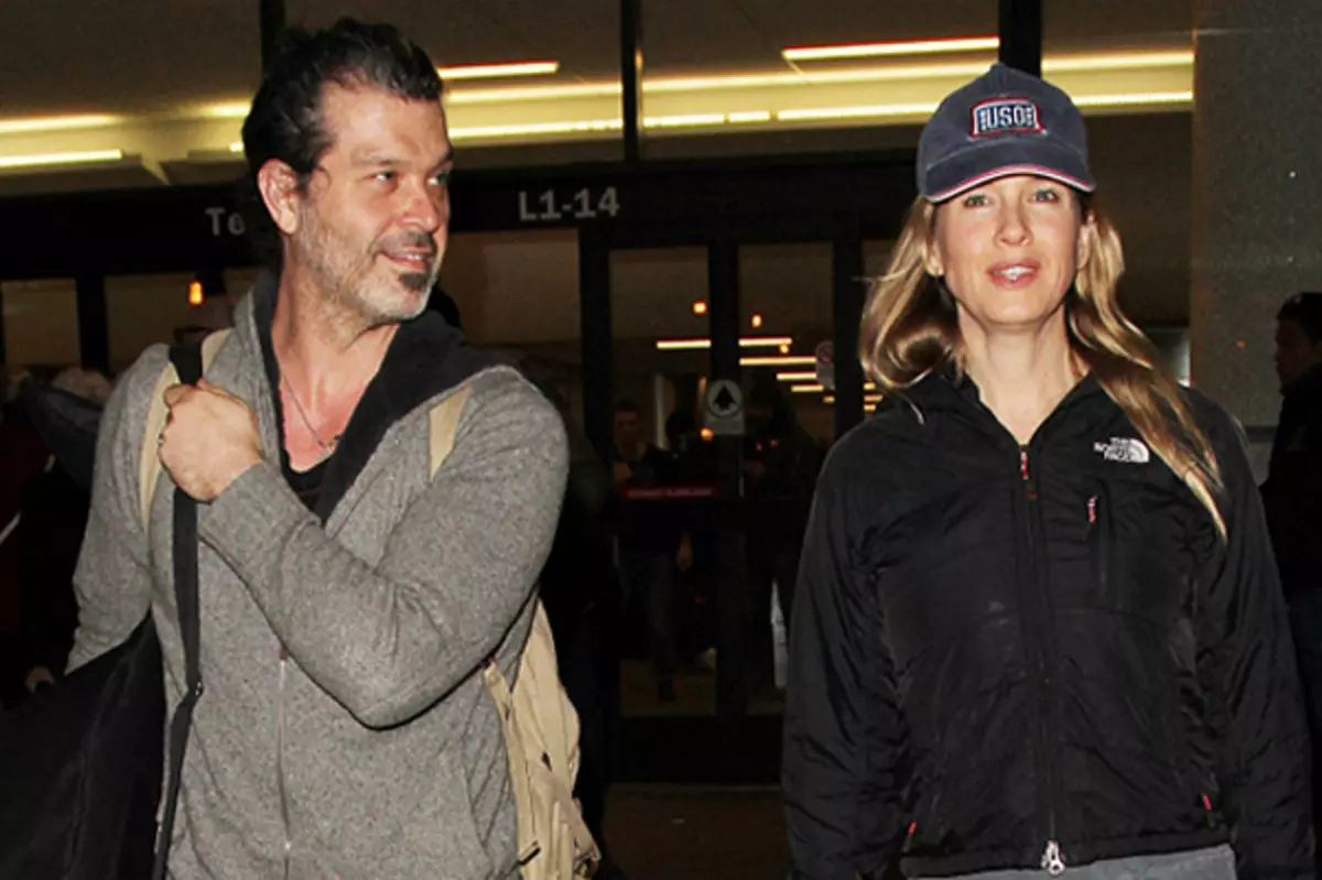 Rene Zellweger a'i chariad Doyle Bramholl II yn Los Angeles Maes Awyr