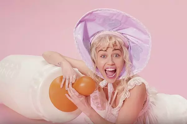 Big Child: Miley Cyrus esitas laulu BB kõnele klipi