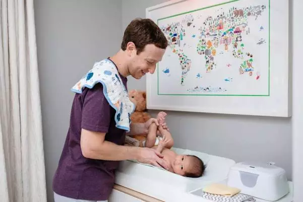 మార్క్ Zuckerberg మార్పులు diapers మరియు పిల్లల పుస్తకాలు చదువుతుంది