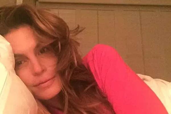 نشر Cindy Crawford في Instagram Selfie بدون ماكياج