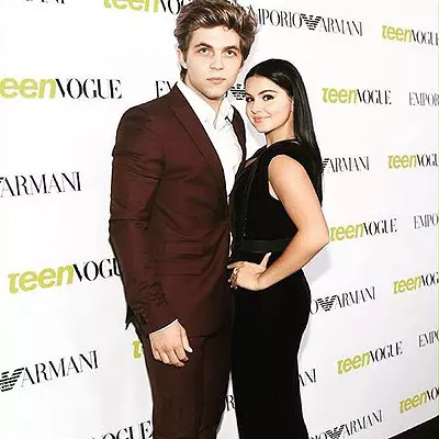 Ariel Winter com seu namorado