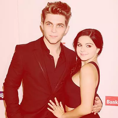 Ariel Winter com seu namorado