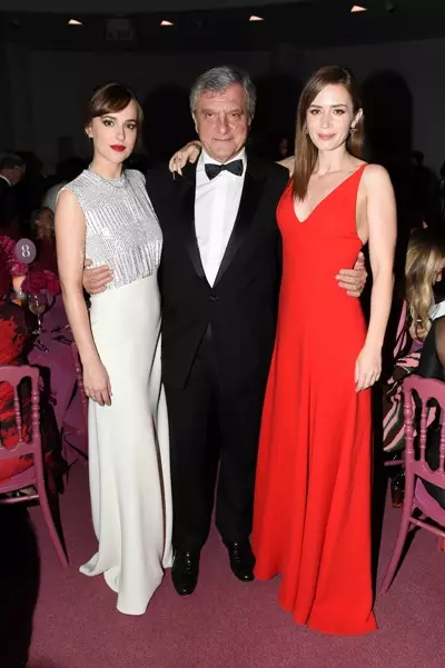 Dakota Johnson ak Emily Blante ak yon reprezantan Dior