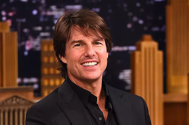 Tom Cruise se s sosedi okoli hladilnika