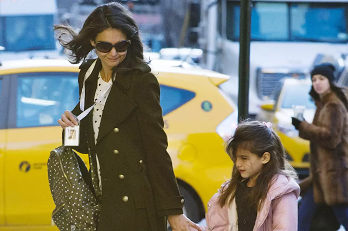 Katie Holmes vzala Suri Cruz do školy