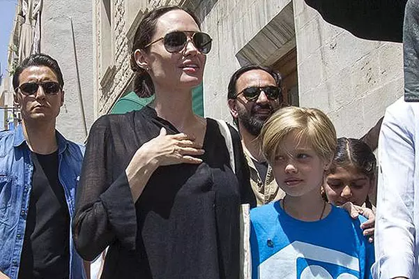 Angelina Jolie s hčerko Shaila v begunskem taborišču: Dotikanje Video