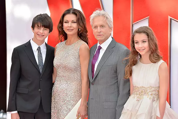 Catherine Zeta-Jones en Michael Douglas by de premjêre