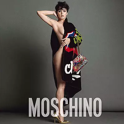 Katy Perry nyob rau hauv Moschino kev tshaj tawm phiaj los nqis tes