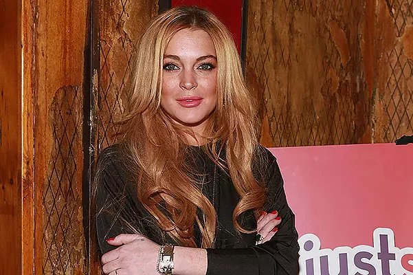 Lindsay Lohan นำเสนอร้านอาหารมอสโกสำหรับการสูบบุหรี่