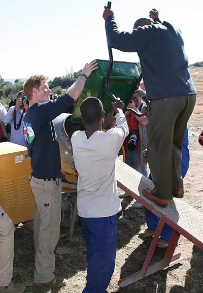 Prince Harry amanga sukulu ku Lesotho 241947_4