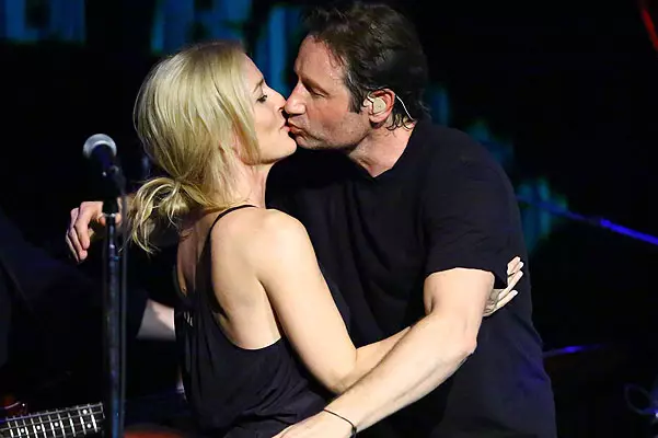 শুধুই বন্ধু? ডেভিড Dukhovny Gillian Anderson Kissed