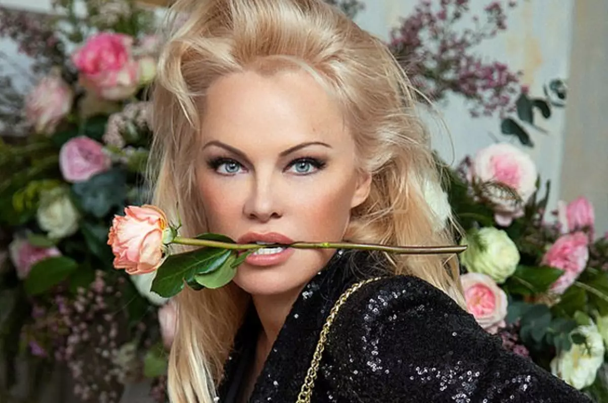 Jikọtara ya na ọdịdị: Pamela Anderson gbara agba na agba ọtọ na-akpọsa acsumum nke apụl