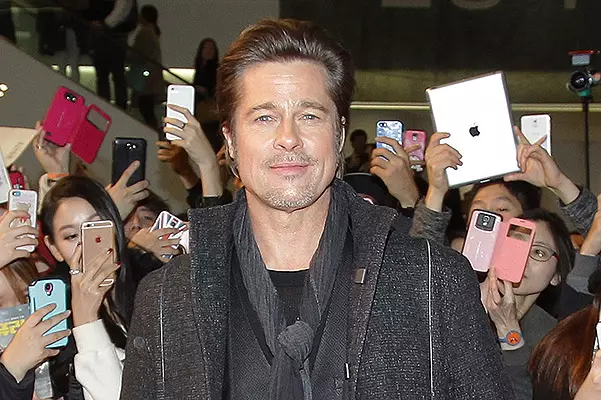 Kupwanya pasi peziso: brad pitt's kumeso kwakatambura nekuda kweFlip Flops uye Rima