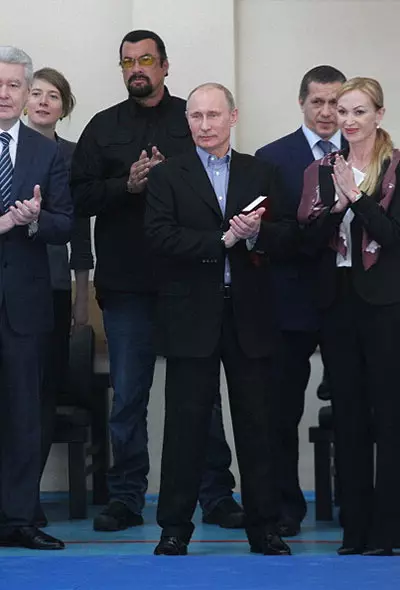 Vladimir Putin agus Stephen Seagal ag oscailt na Scoile Sambo i Moscó, 2013