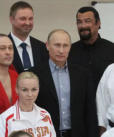 Vladimir Putin agus Stephen Seagal ag oscailt na Scoile Sambo i Moscó, 2013