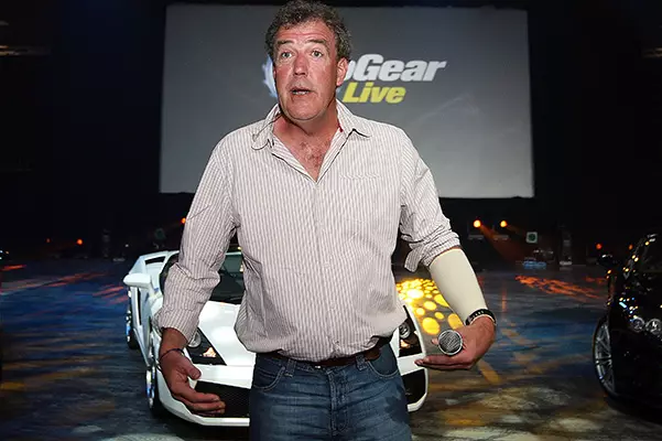 Ĉefa supera ilaro Jeremy Clarkson ankoraŭ pafis