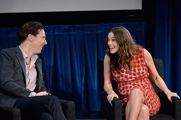 Keira Knightley en Benedictus Cumberbatch bij een persconferentie in Los Angeles