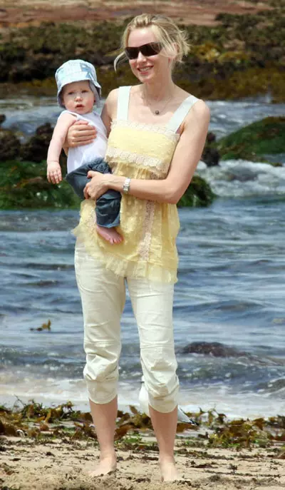 Naomi Watts on ფეხით მისი შვილი 253889_1