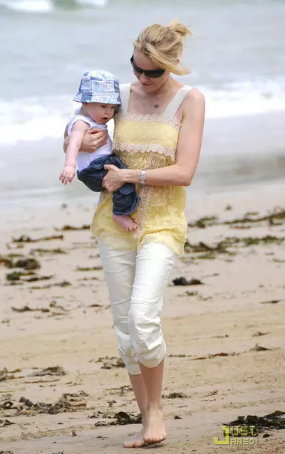 Naomi Watts a piedi con suo figlio 253889_3