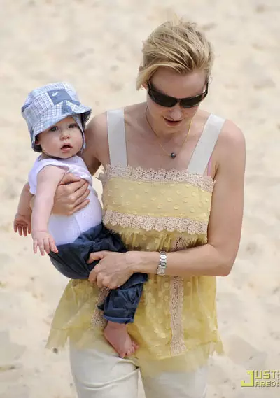 Naomi Watts a piedi con suo figlio 253889_5