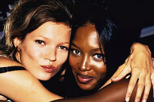 Metsoalle ea hlooho ea khomo ka ho sa feleng: Litšoantšo tsa khale tsa Naomi Campwell le Kate Moss