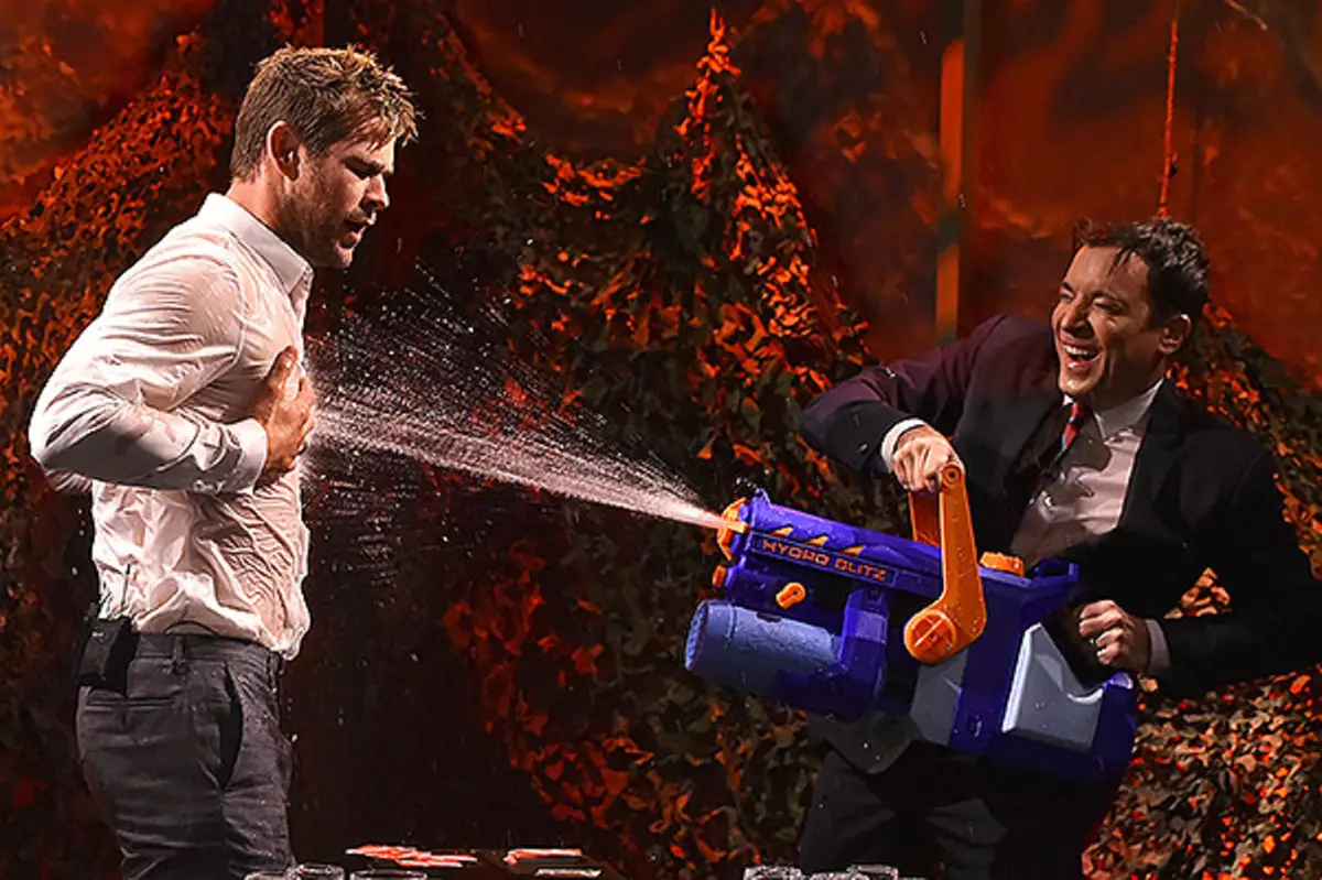 Yakin ruwa: Chris Hemsworth a kan Jimmy Fallon