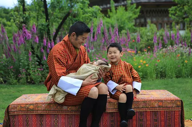 King Dzhigme Kzezar Wangchuk oğulları ilə