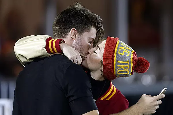 Primeiro bico: Miley Cyrus e Patrick Schwarzenegger nun partido de fútbol