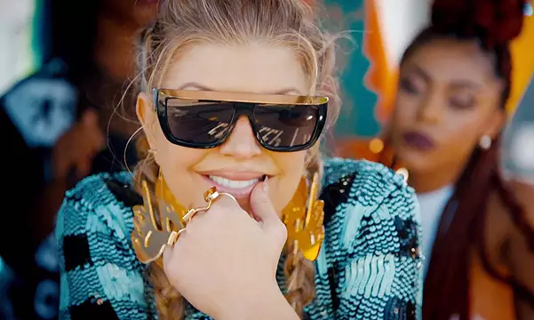 Busspaß: Fergie führte einen Clip an die Zusammensetzung L.A. Liebe.