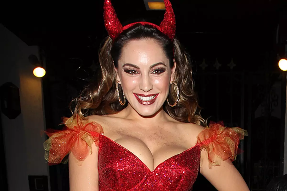 Devilish Gözəl: Hollivudda Halloween partiyasında Kelly brooke