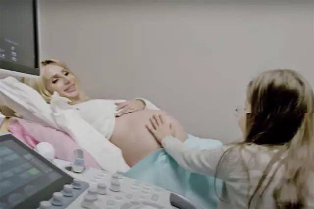 Svetlana Loboda con la figlia di Eva nel video clip