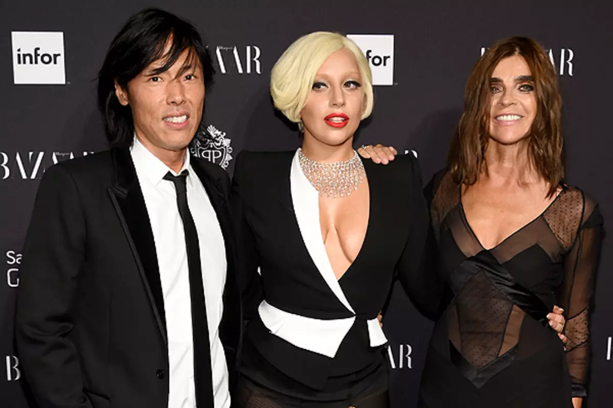 Lady Gaga ja muut tähdet illalla Carin Roitfeld