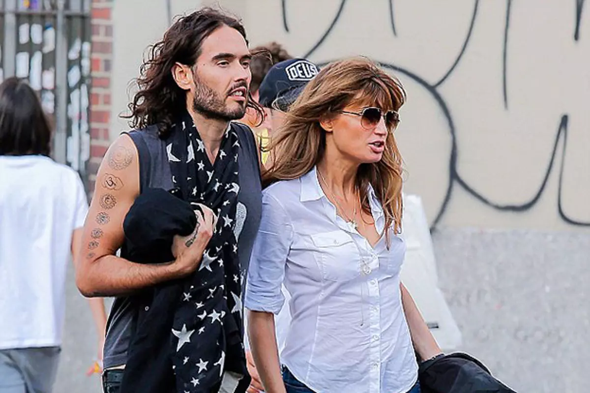 Russell Brand pakeitė Jaime Khan su modeliu?