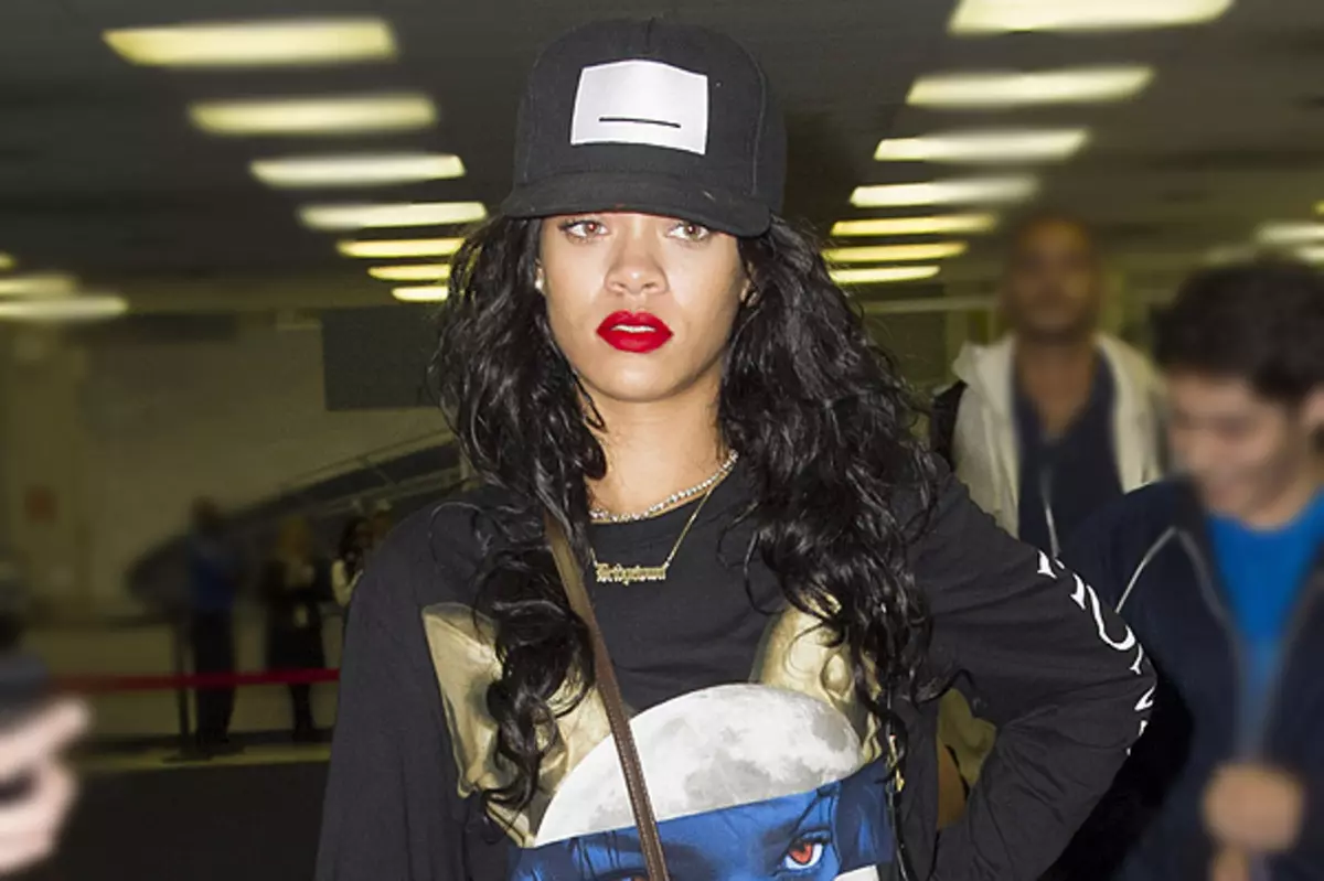 Rihanna adverteert rondleiding met Eminem met een sweatshirt