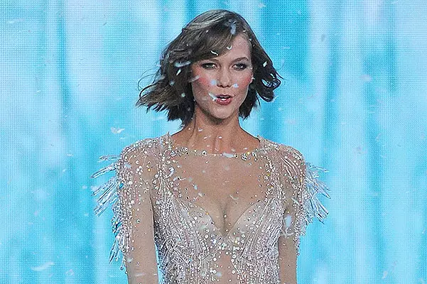 Carly Kloss sareng béntang anu sanés anu resep awak transparan