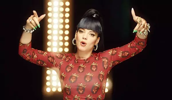 Lily Allen o ile a khutlela indastering ea 'mino e nang le pina e thata e sa tloaelehang