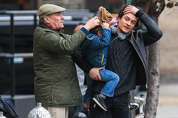 Orlando Bloom nrog tus tub thiab leej txiv taug kev hauv New York