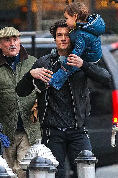 Si Orlando Bloom kauban ang Anak nga si Flynn ug Padre Harry Bloom Bloom Bloom