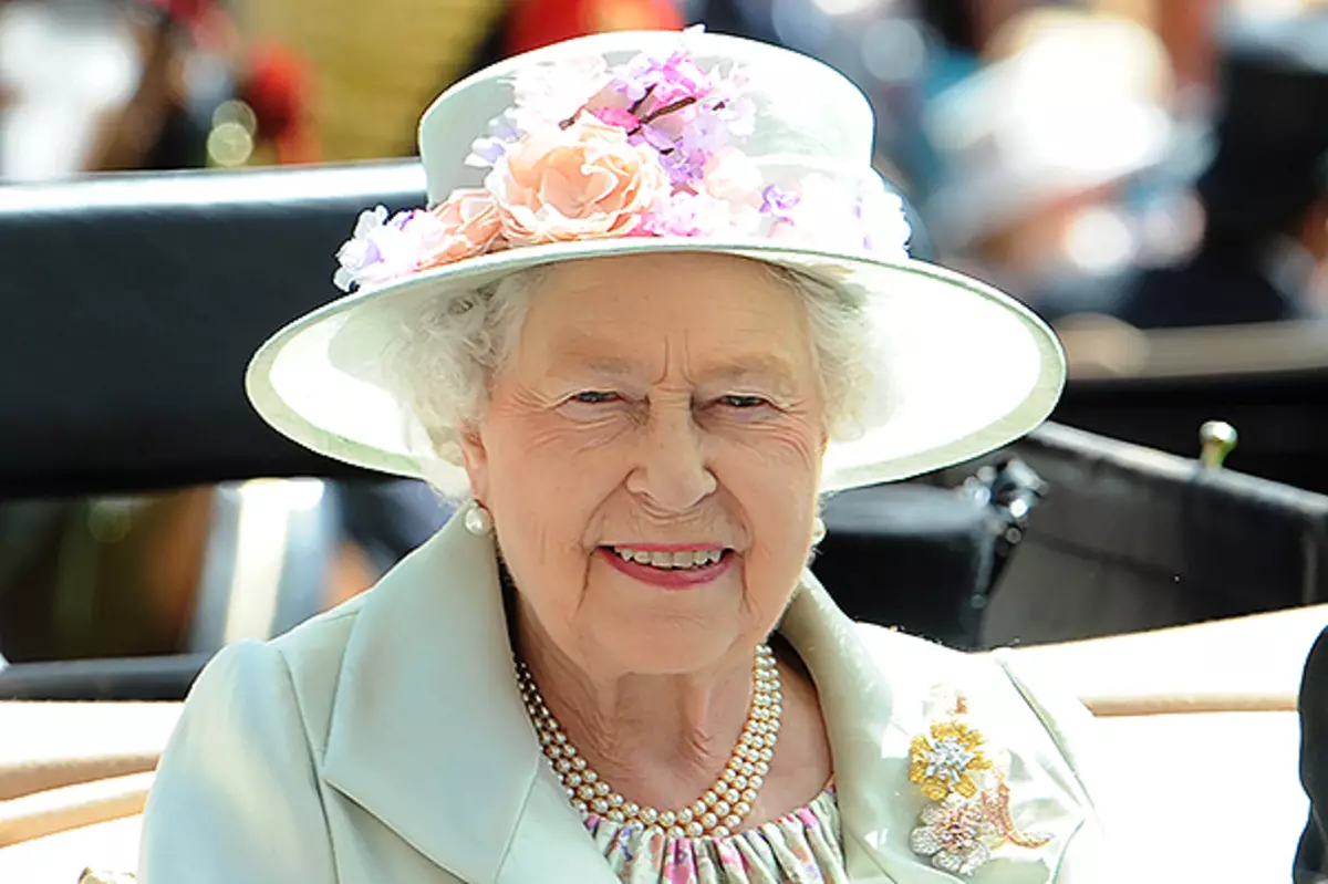 O le aso lona lua o le Royal Ascot-2014: Queen Elizabeth II, le valea caps ma oso