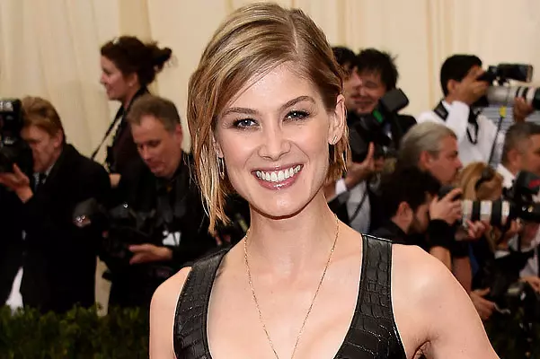 Rosamund Pike várja a második gyermeket