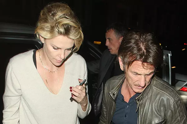 Gyda'i gilydd bob amser: Charlize theon a Sean Penn yn Llundain