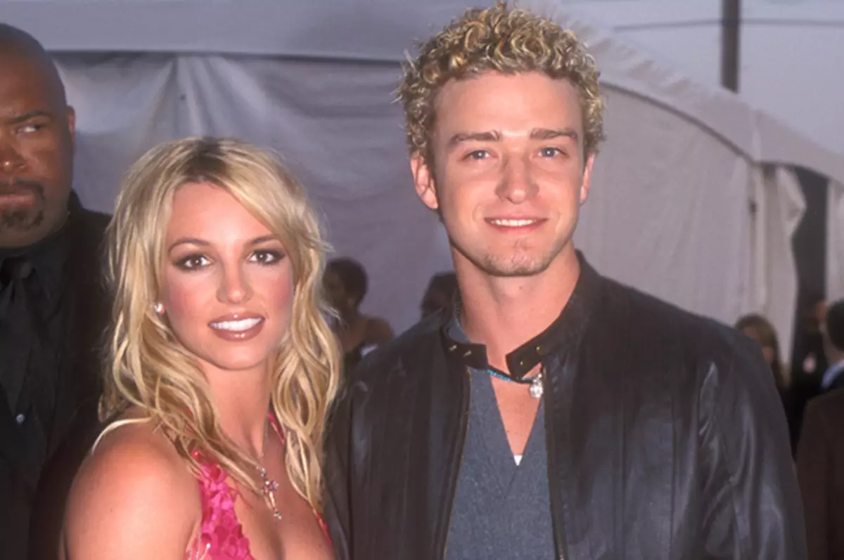 Justin Timberlake, Boyfriend Sam Asgari en Star kollega's stipe Britney Spears nei har optredens yn 'e rjochtbank