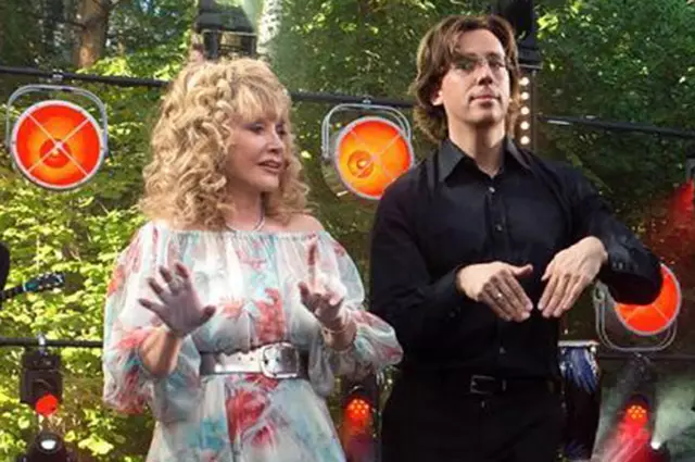 Alla Pugacheva, kollega's en freonen: Maxim Galkin dielde in fotokrapport fan 'e fiering fan syn jierdei