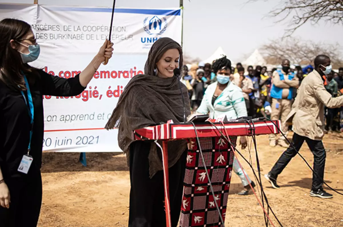 Angelina Jolie visitou o campo de refugiados em Burkina Faso